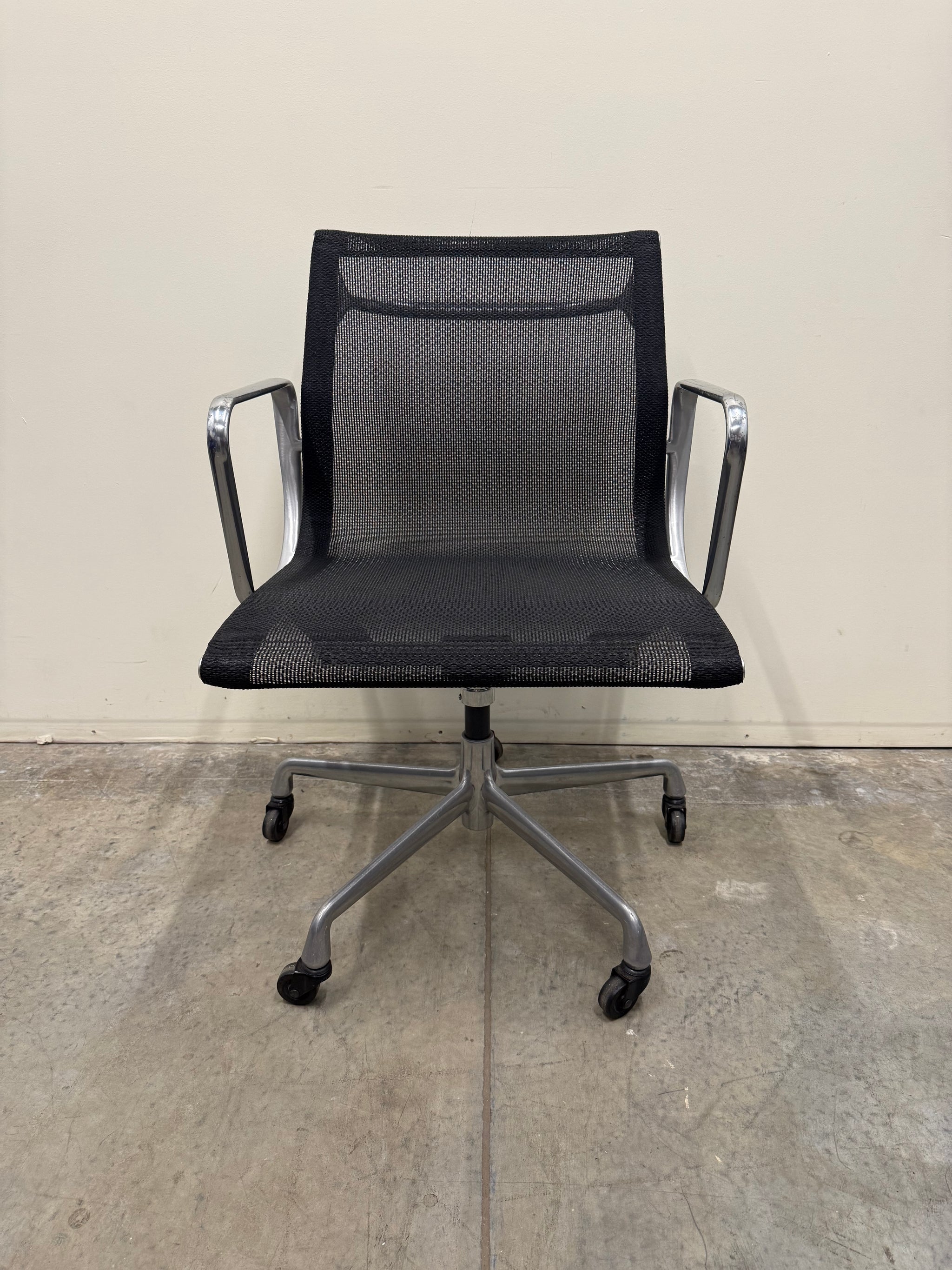 Eames Mesh Chair EA334 – Aluminium Group by Herman Miller
