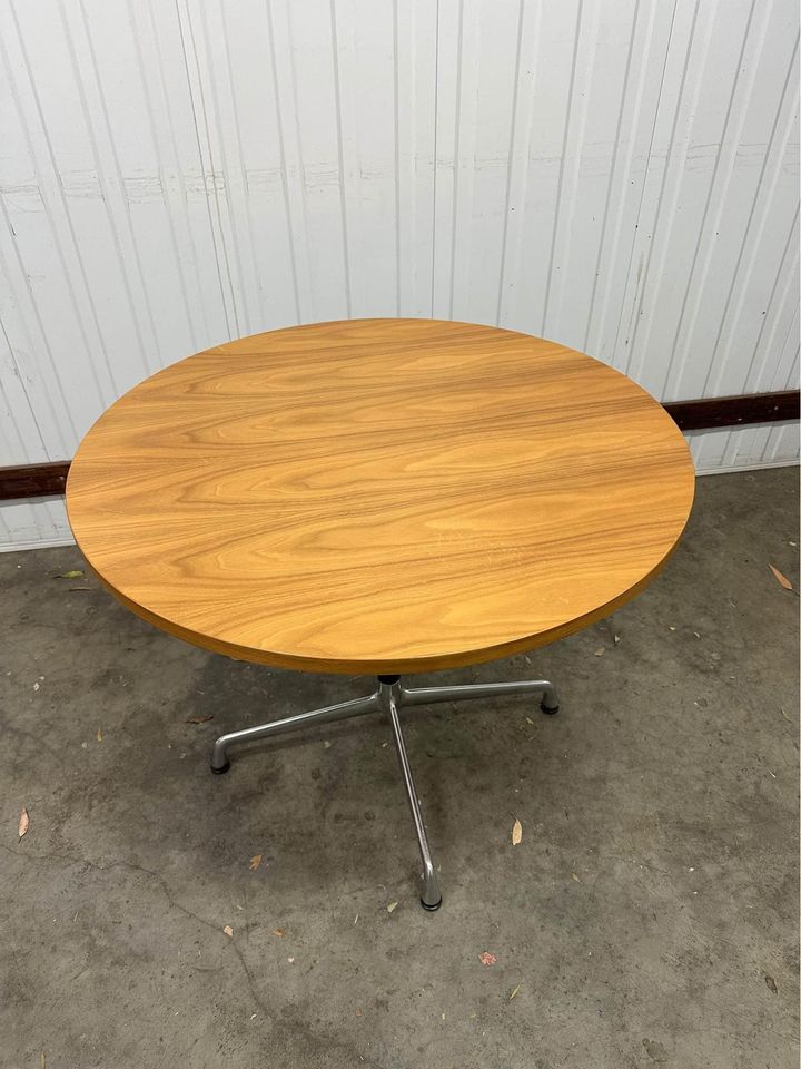 Herman Miller Eames Round Dining Table, Meet­ing Table - 900mm round ...