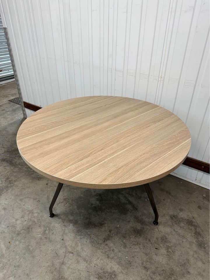 Oak coloured Round meeting table – Enjoy Seconds