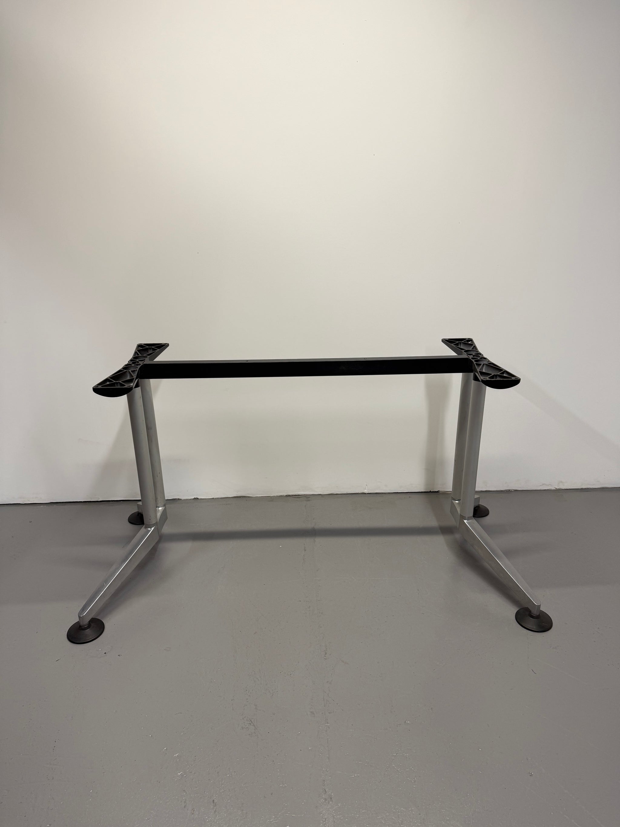 Wilkhahn Logon Table Base - Silver Frame