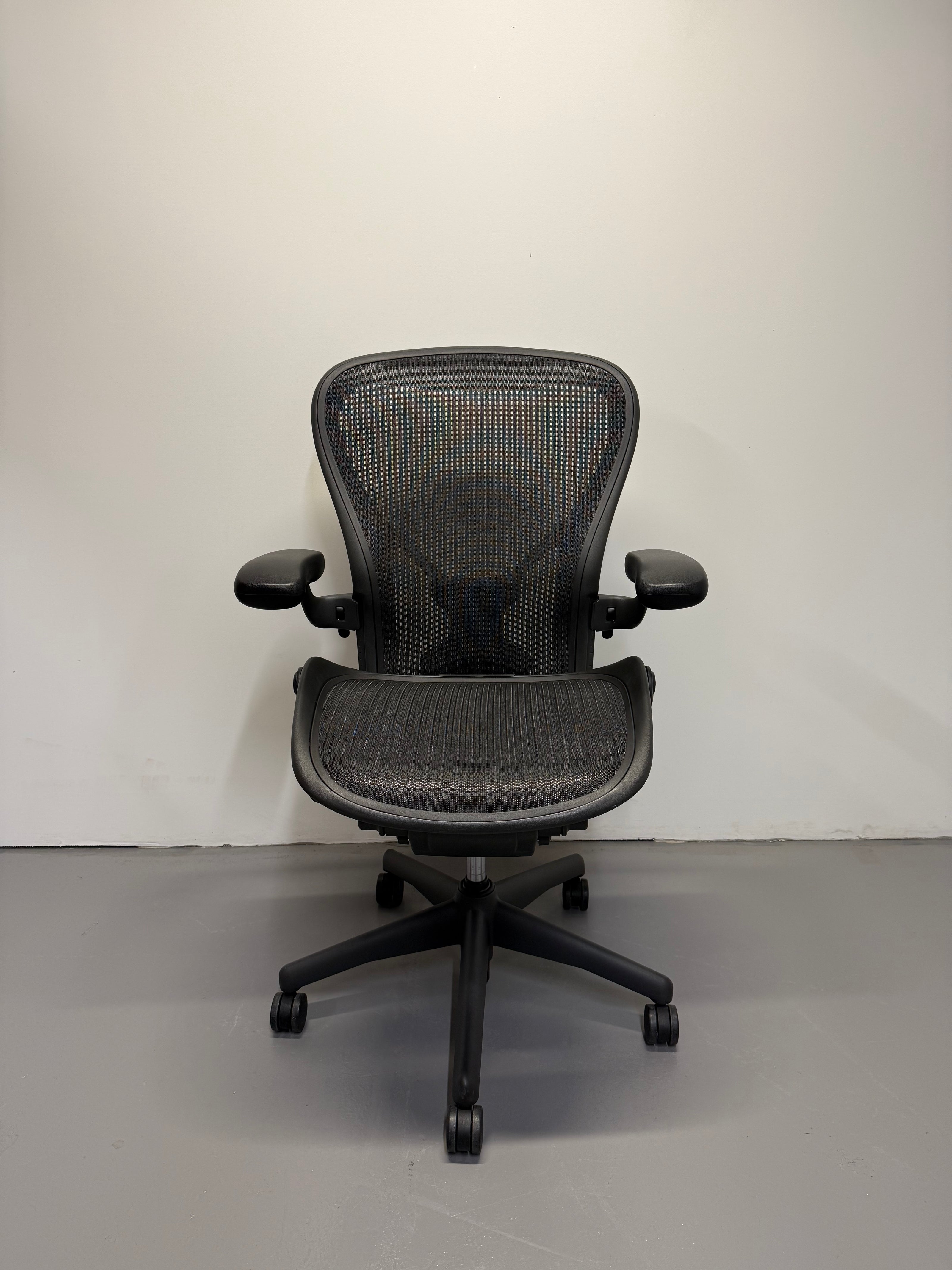 Herman miller Aeron with Armrest - Graphite (Size C)