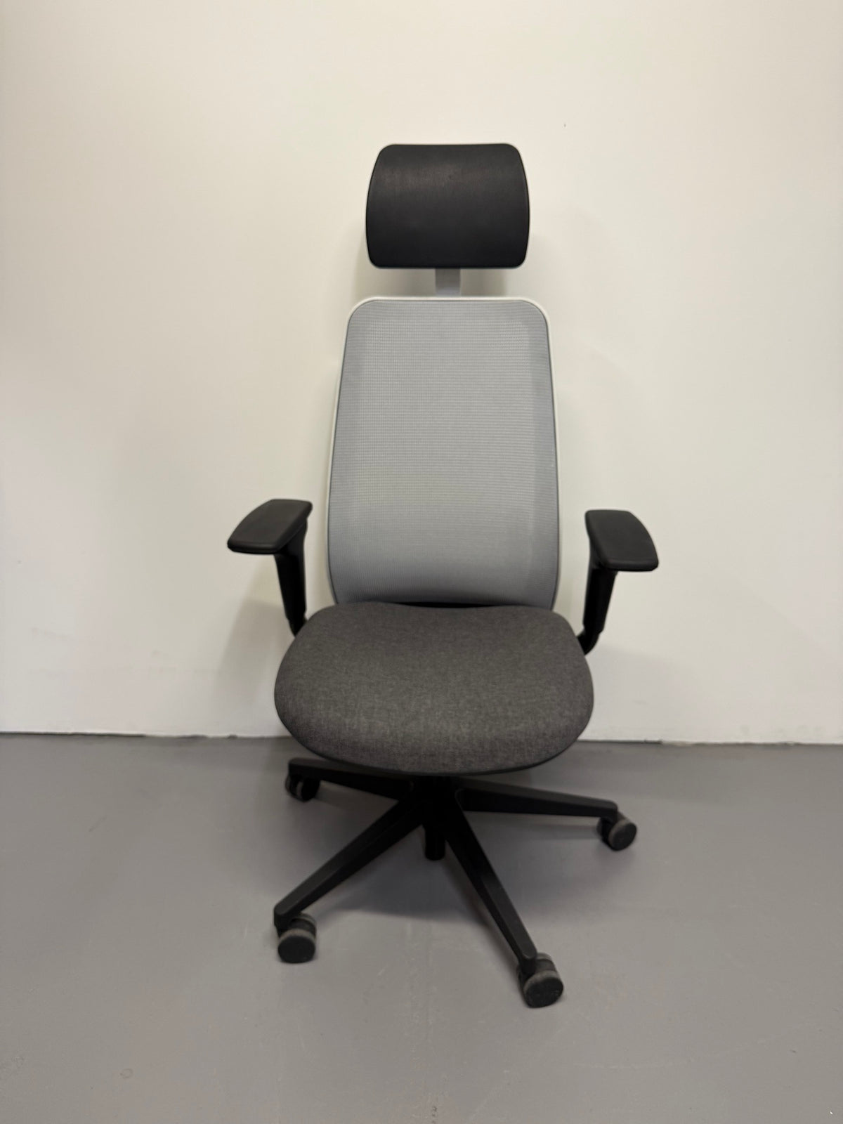 Steelcase Personality Plus Task Chair with Arms & Headrest – Ex-Showro
